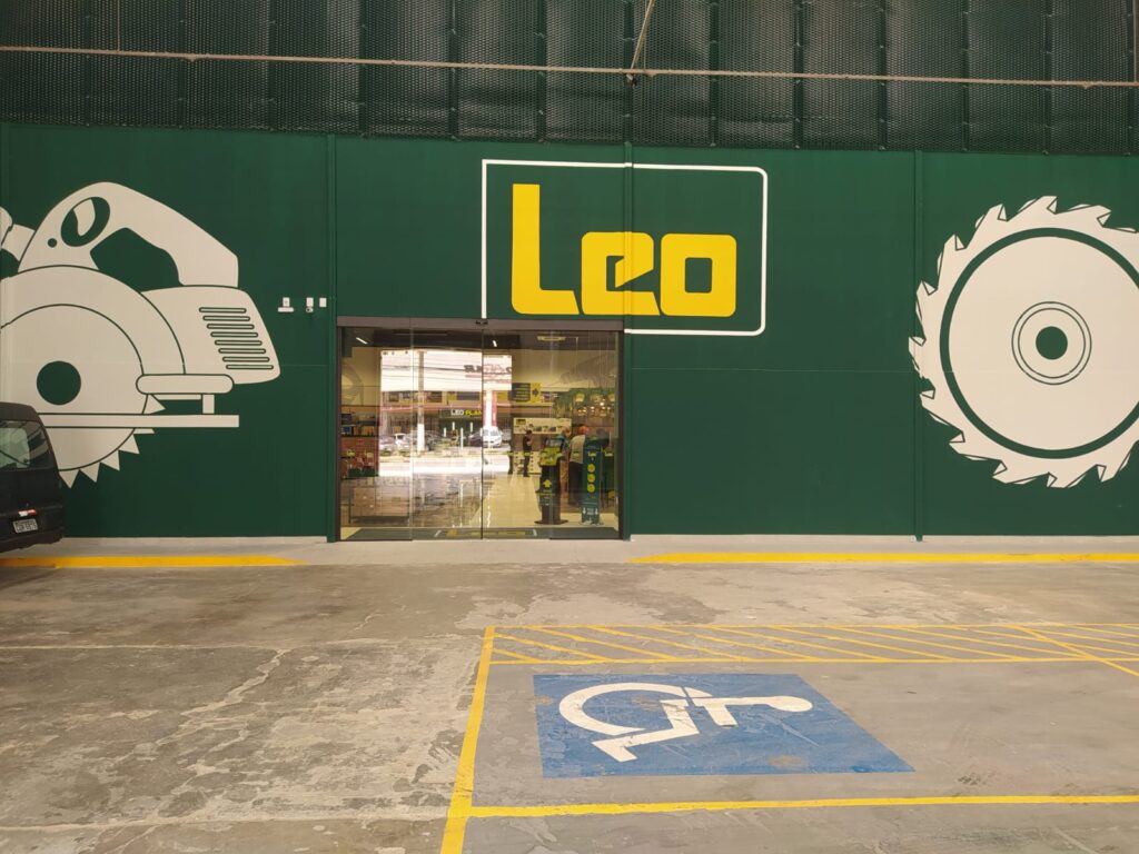 Leo Social visita nova loja Leo Madeiras de Osasco - Leo Social